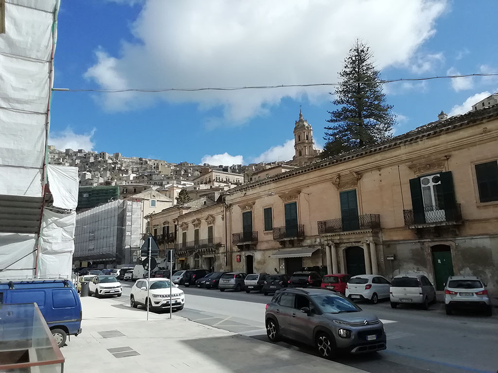 Modica - Centro storico Umberto I - Bandiera Lilla